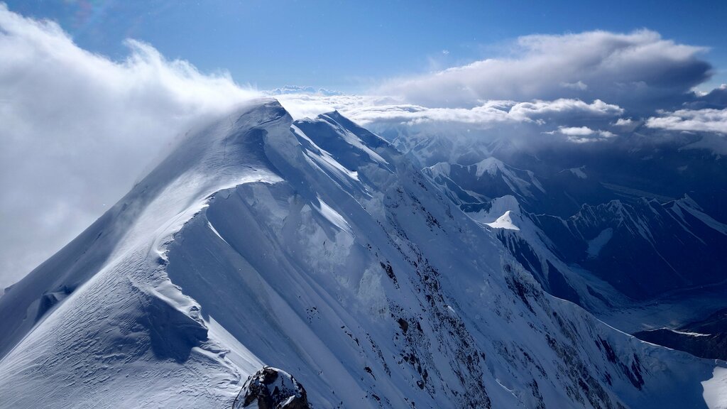 Dağ zirvesi Pik Pobeda 7439 meters, Issık Göl İli, foto