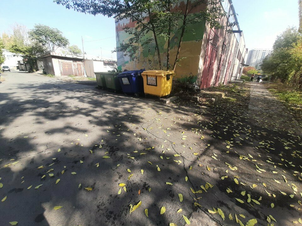 Ayrı çöp toplama noktası Waste sorting point, Erivan, foto