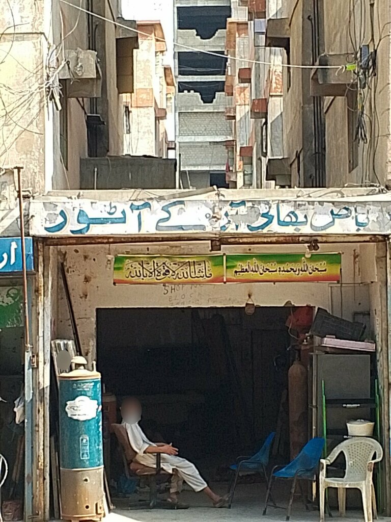 Otomobil servisi Feyaz bhi R-a autos, Karaçi, foto