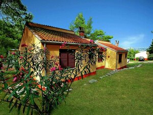Functional Bungalow With a Balcony or Terrace, Near Umag (Istria County, Umag), otel  Umag'dan