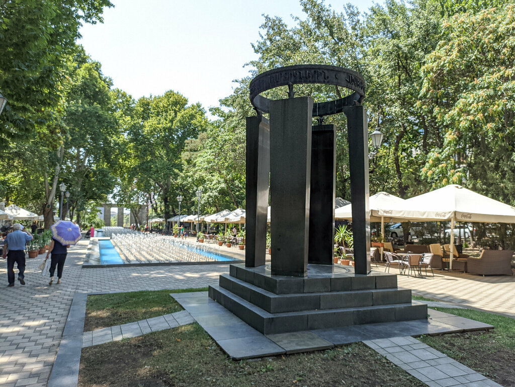 Anıt, heykel Eternal Flame, Erivan, foto