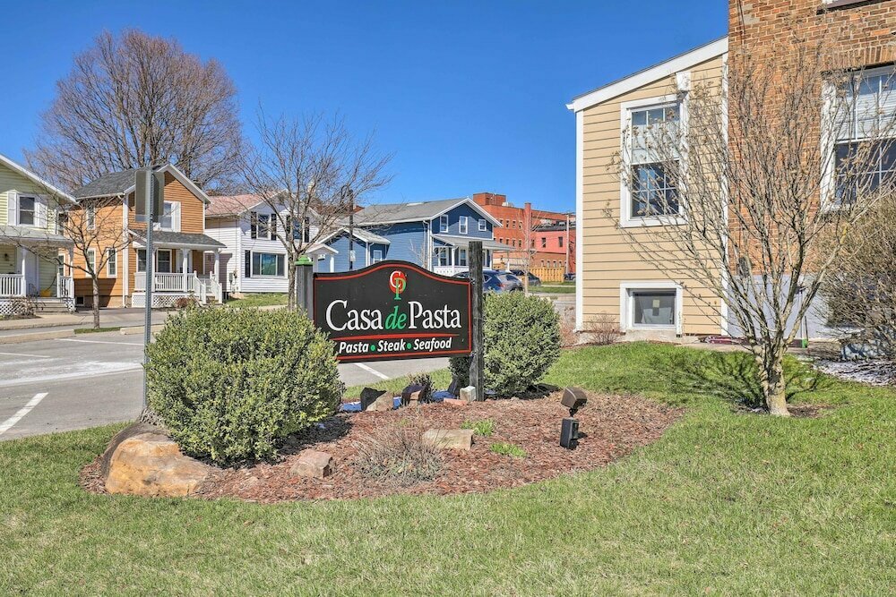 Otel Sunny Dtwn Apartment ~ 1 Mi to Lake & Pier!, New York Eyaleti, foto