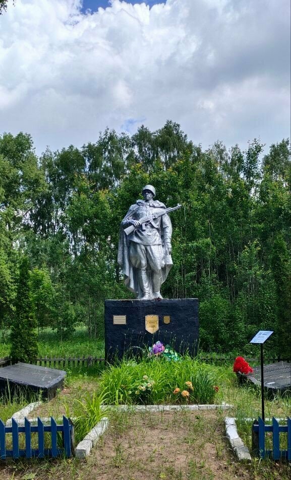 Anıt, heykel Братская могила воинов, Gomelskaya oblastı, foto