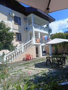 By the sea (Krasnoarmeyskiy tupik No:7A, Sukhumi), otel  Suhum'dan