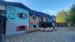Lesnaya polyana (No:2А, 44-y kvartal), kafe  Beriozovski'den