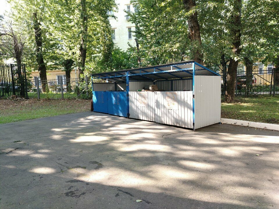 Ayrı çöp toplama noktası Waste sorting, Moskova, foto