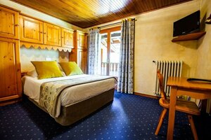 Hotel Les Bruyeres (Auvergne-Rhône-Alpes, Haute-Savoie, Arrondissement de Thonon-les-Bains, Morzine, Taille Mas Champs de la Plagne, 205), otel  Morzine'den