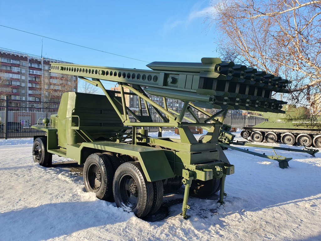 Teknoloji anıtı Гвардейский миномет Катюша БМ-13Н, Çeliabinsk, foto