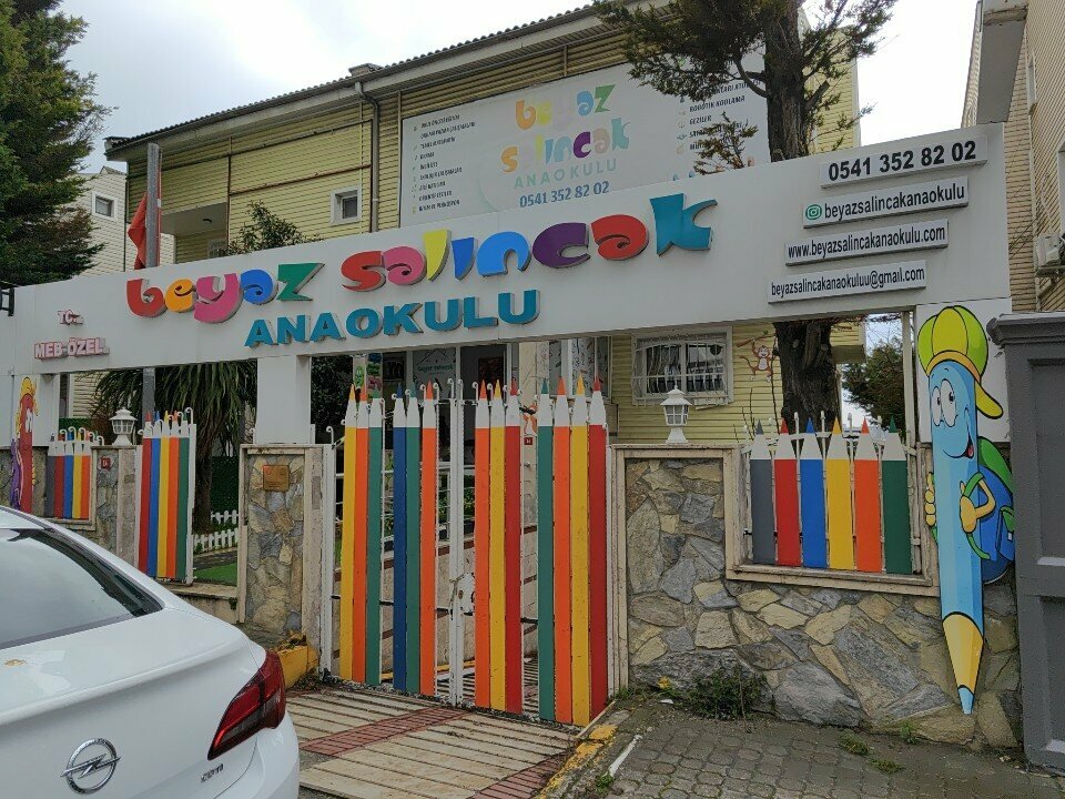 Anaokulları Özel Beyaz Salıncak, İstanbul, foto