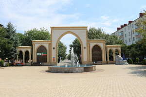 аллея имени А. Кадырова (Republic of Ingushetia, Magas, ulitsa Zaurbeka Borova), kültür ve eğlence parkları  Magas'tan