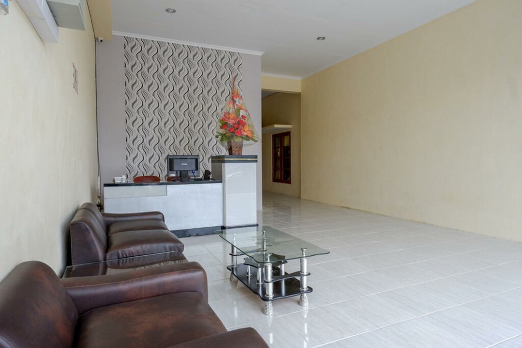 Otel RedDoorz near Graha Saba Buana Solo, , foto