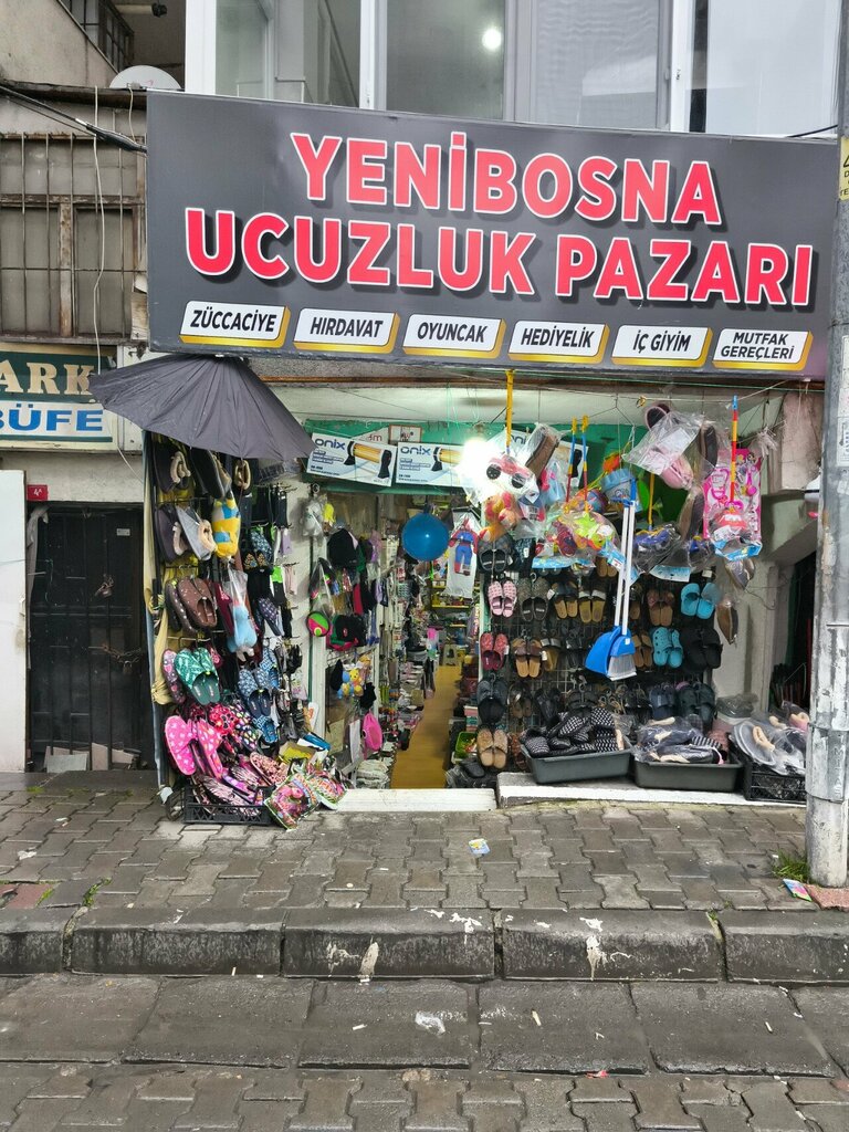 Ucuzluk mağazası Yenibosna Ucuzluk Pazarı, İstanbul, foto