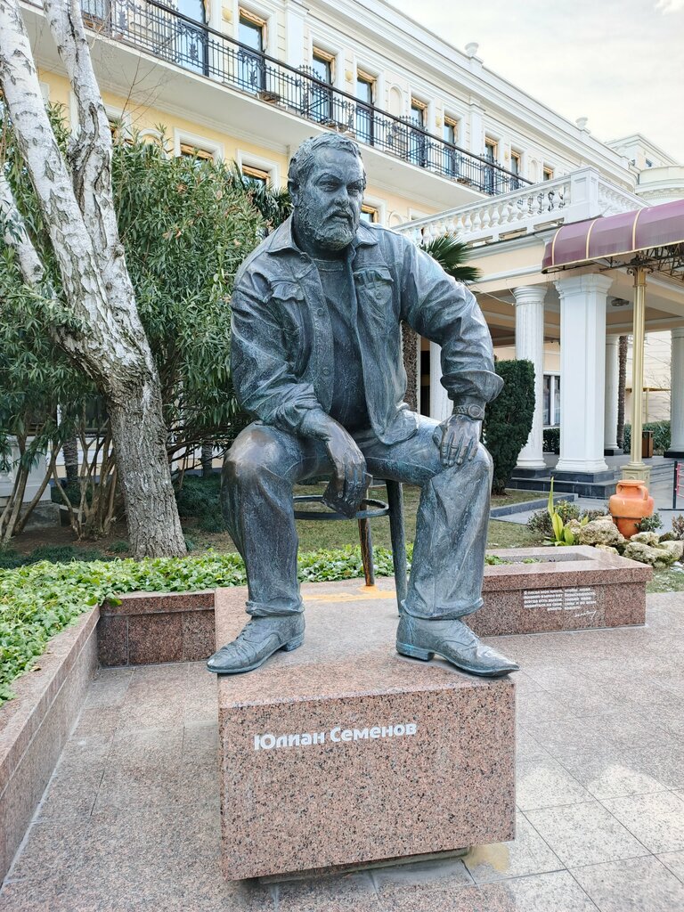 Anıt, heykel Юлиан Семёнович Семёнов, Yalta, foto