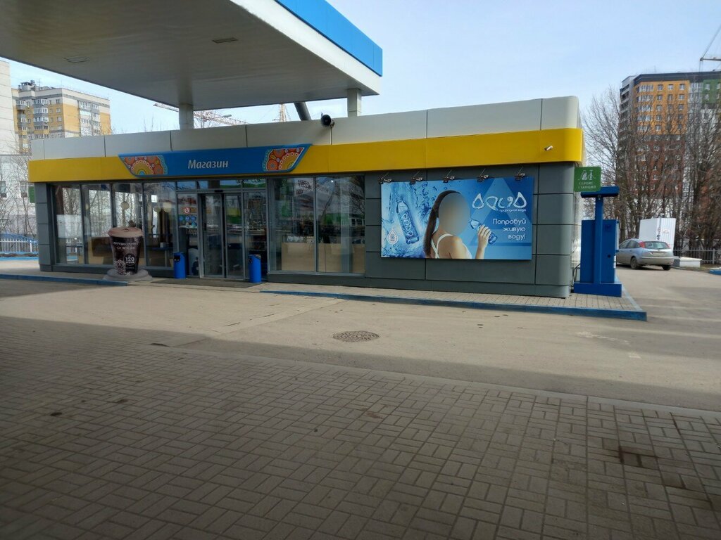 Benzin istasyonu Ultra, Kirov, foto