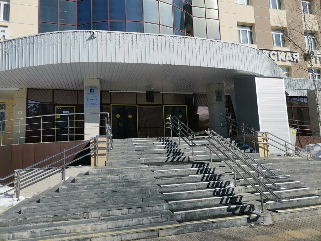 Aşılama noktası Пункт вакцинации в БУ Сургутская городская клиническая поликлиника № 1, Surgut, foto