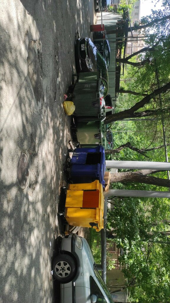 Ayrı çöp toplama noktası Waste sorting point, Erivan, foto