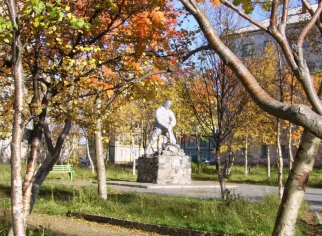 Anıt, heykel Военным строителям, Zaozersk, foto