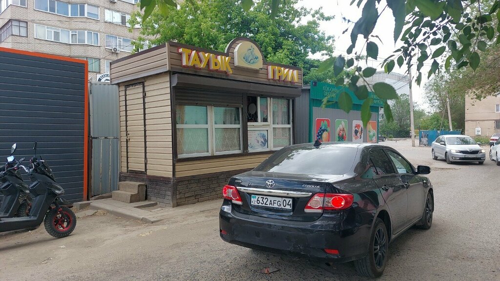 Fast food Kiosk selling grilled chickens, Aktöbe, foto
