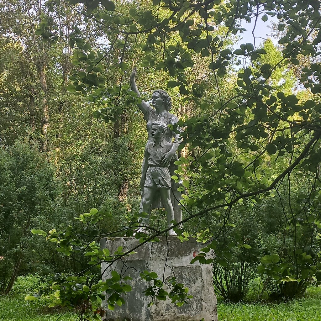 Park, sokak heykeli Мама и сын-пионер, Vologda, foto