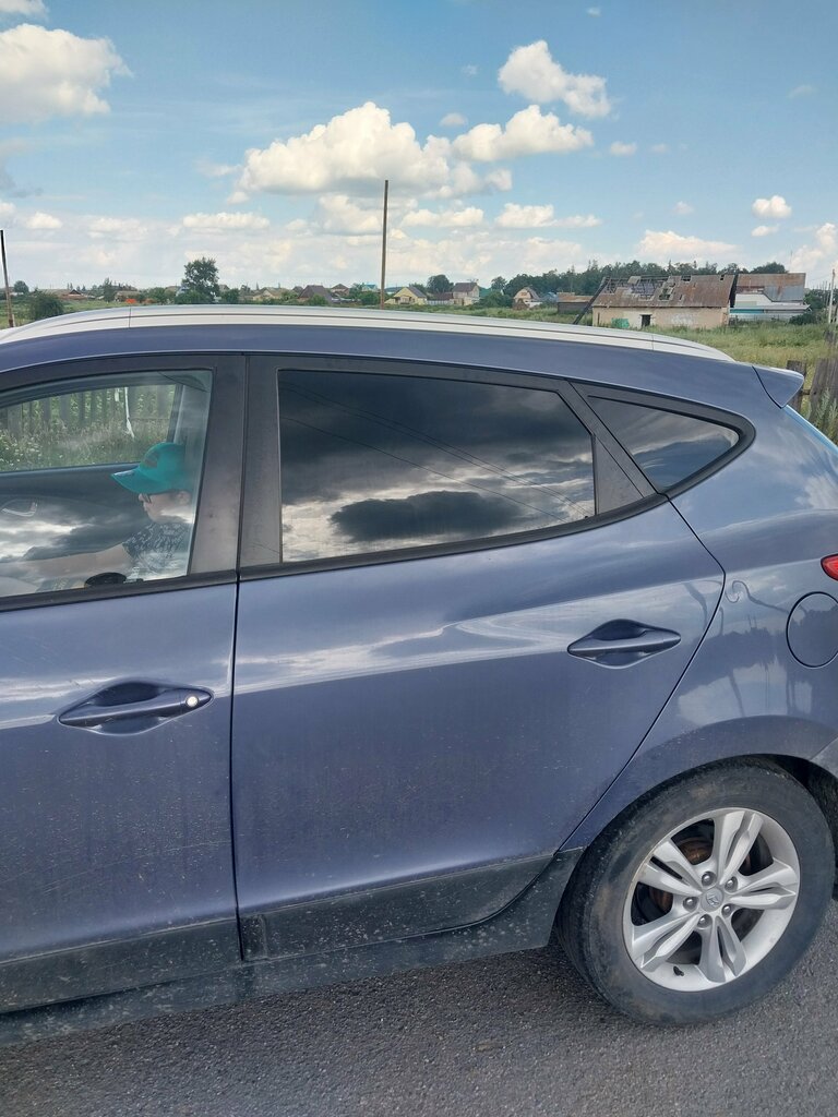 Araç camlarının renklendirilmesi Tonirovka Kundravy, Çeliabinskaya oblastı, foto