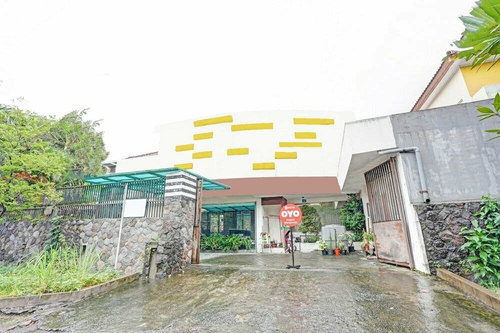 Otel Oyo 90791 Royale Margorejo, Surabaya, foto