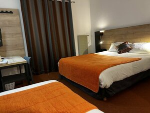 Hotel Lacour (Auvergne-Rhône-Alpes, Isère, Arrondissement de Vienne, Chuzelles, Rn 7 les Pins), otel