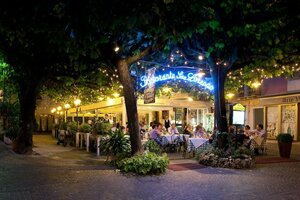 San Lorenzo Apartments (Via San Salvatore No:12, Sirmione), otel  Sirmione'den
