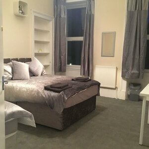 Paisley central luxury Rooms & Apartment (Scotland, Renfrewshire, Paisley, Causeyside Street), otel  İskoçya'dan