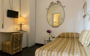 Albergo Villagrande (Corso Cristoforo Colombo No:30, Varazze), otel  Varazze'den