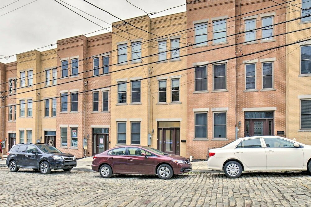 Otel Stylish Pittsburgh Townhouse w City Views!, Pittsburg, foto