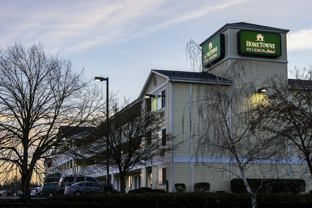 Otel HomeTowne Studios by Red Roof Salem, Salem, foto