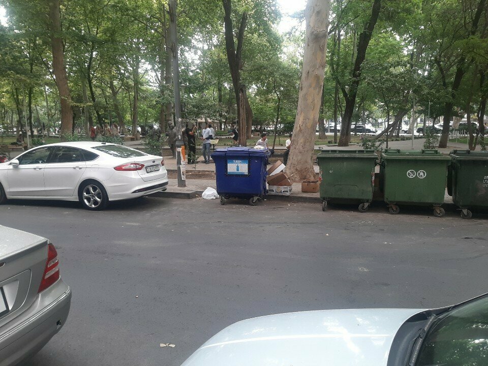 Ayrı çöp toplama noktası Waste sorting point, Erivan, foto
