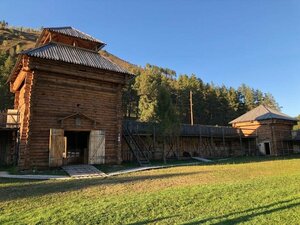Fort Kuyum, museums park (Kuyumskaya ulitsa No:12, selo Chemal), müzeler ve sanat galerileri  Altay Cumhuriyeti'nden