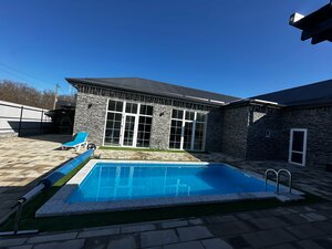 Villa Bella (Republic of Adygea, Maykopsky District, Krasnooktyabrskoye selskoye poseleniye, sadovoye tovarishchestvo Zarechnoye-2, Abrikosovaya ulitsa), otel  Adıge Cumhuriyeti'nden
