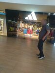 Adidas - Las Brisas Mall (Santa Cruz de la Sierra, Distrito Municipal 1, Subdistrito 63), giyim mağazası  Santa‑Krus'tan