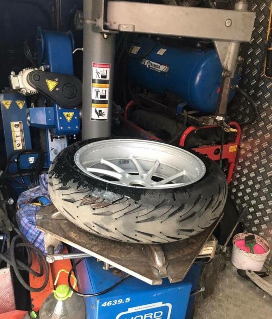 Oto lastik tamiri Tire service, Moskova, foto