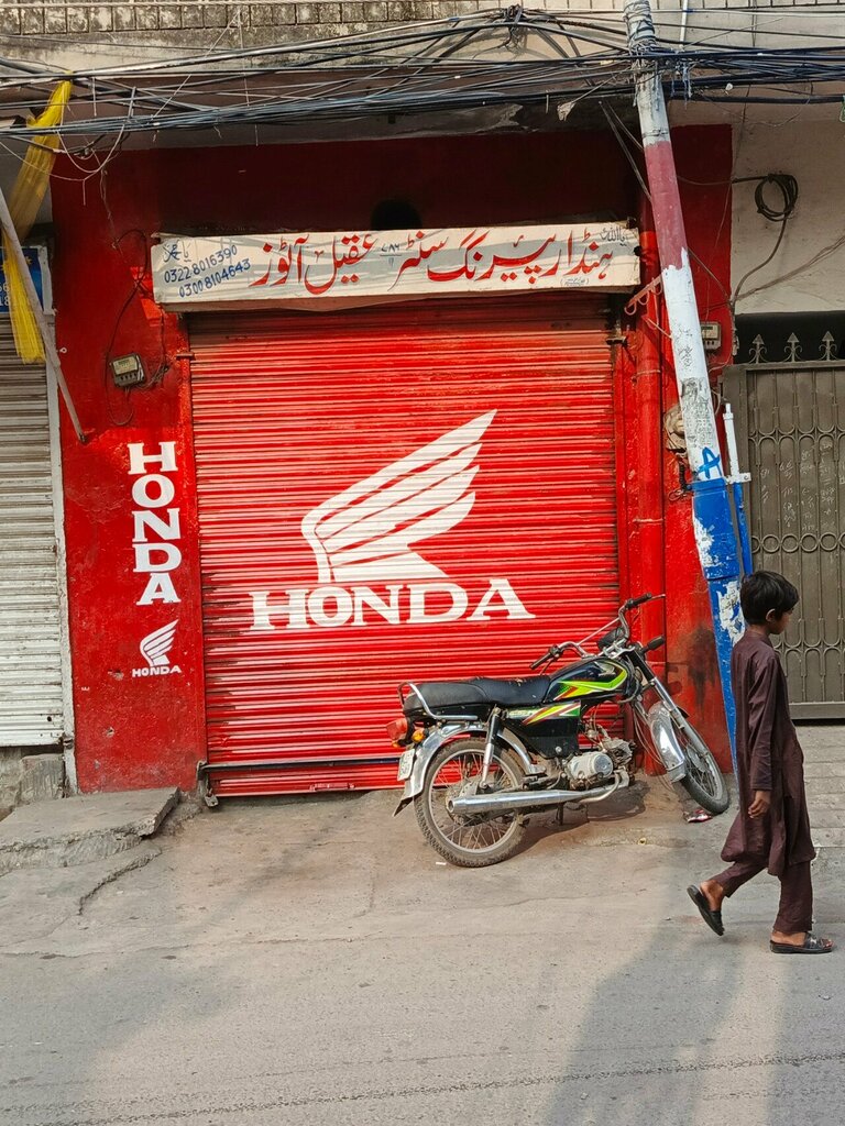 Oto ses sistemleri Honda repairing center aqeel autos, Lahor, foto