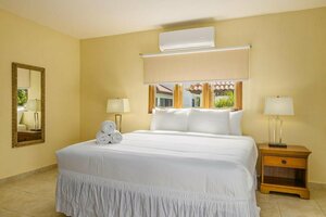 4br Villa Short Walk to Beach in Amazing Location (Malmokweg No:18, Noord), otel  Noord'dan