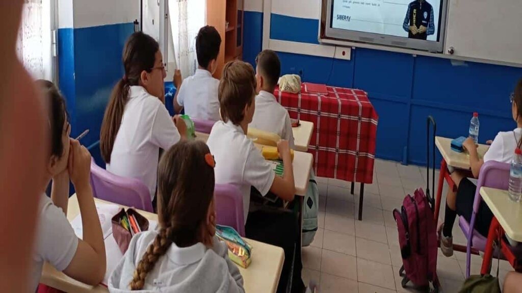 Ortaokul Ilıca Mustafa Bahçeli Ortaokulu, Çeşme, foto