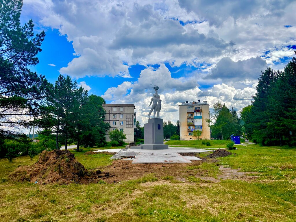 Park, sokak heykeli Гимн труду, Sorsk, foto