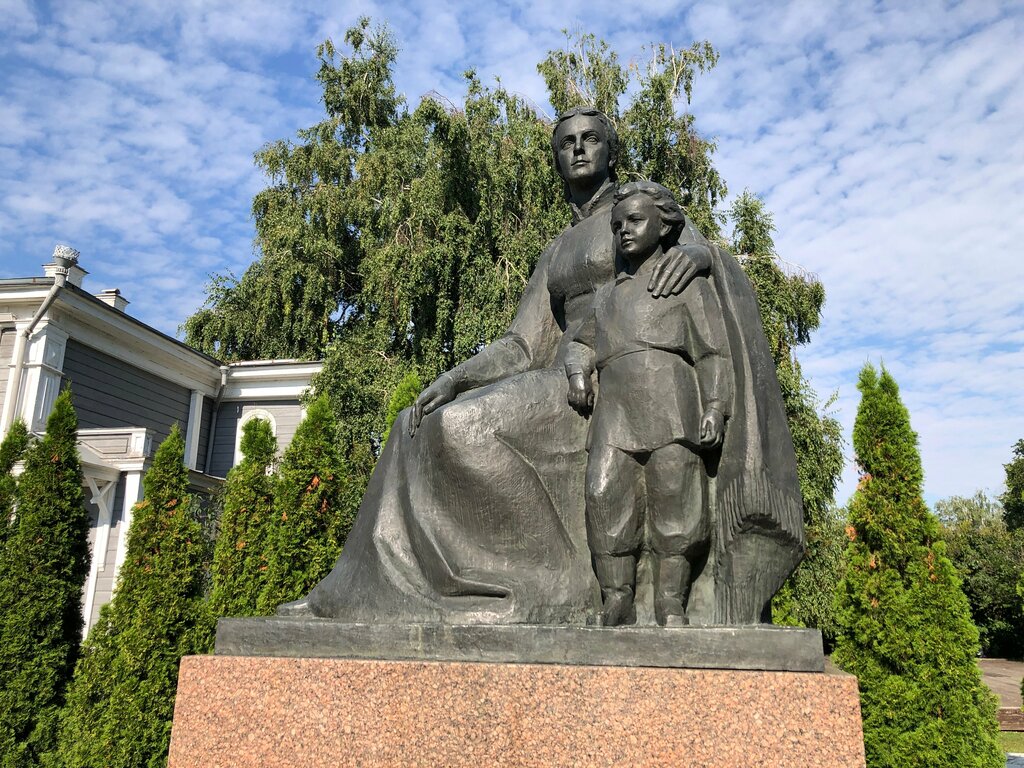 Anıt, heykel М.А. Ульянова с сыном Володей, Ulyanovsk, foto