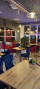 Мидийный дом (Sovetskaya Street No:31А), kafe  Noyabrsk'dan