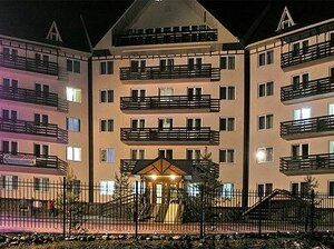 Snezhny Bars (Rodnyakovy pereulok No:3, Resort Settlement of Dombay), otel  Karaçay‑Çerkez Cumhuriyeti'nden