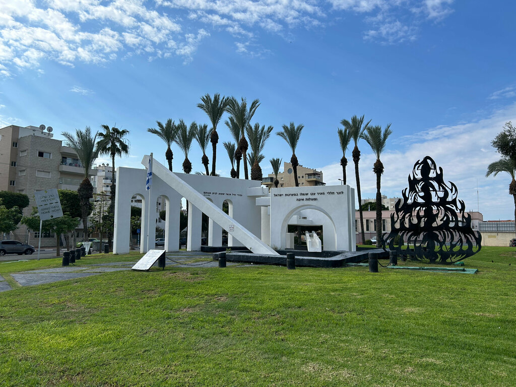 Park, sokak heykeli Monument to the Fallen, Akka, foto