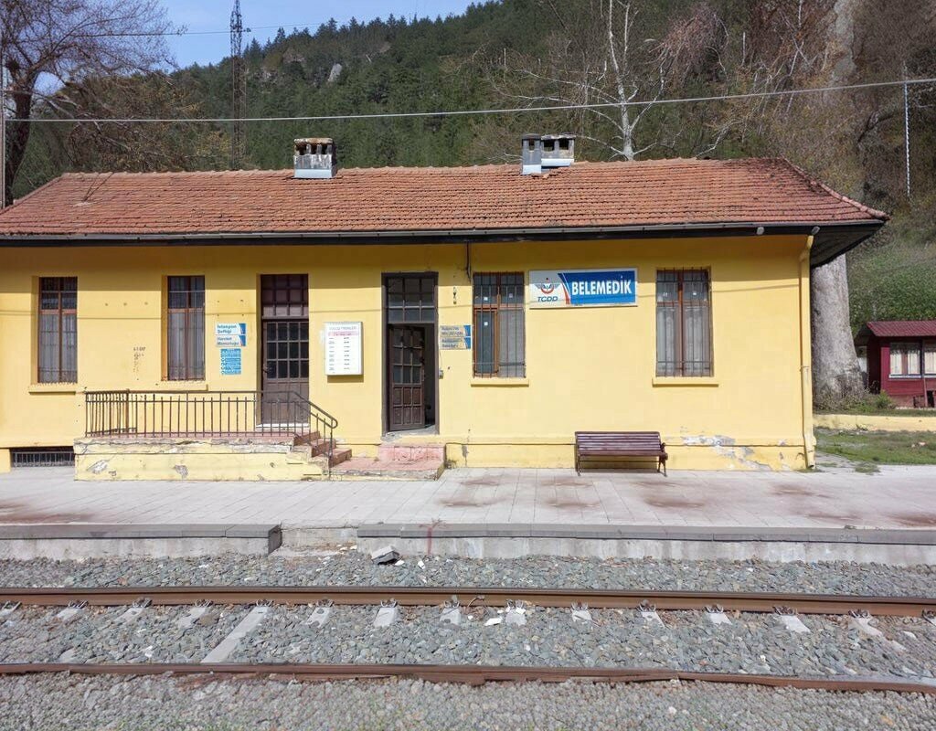 Tren istasyonu Türkiye Cumhuriyeti Devlet Demiryolları, Pozantı, foto