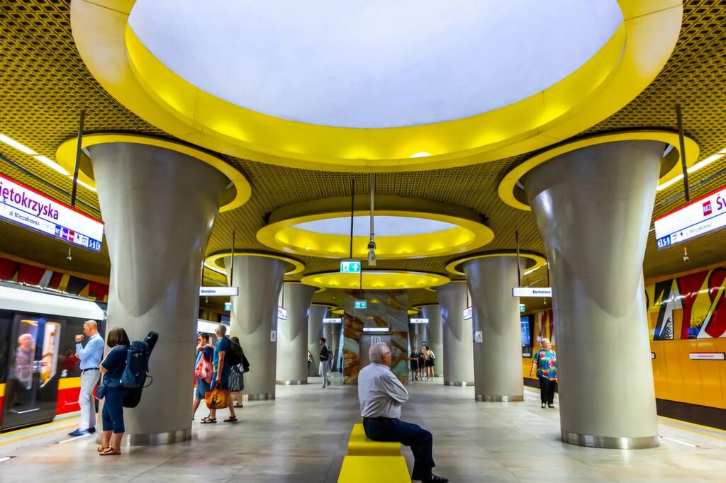 Metro istasyonu metro Świętokrzyska‎, Varşova, foto