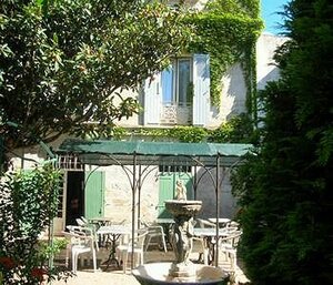 Au Saint Roch - Hotel et Jardin (Rue Paul Merindol No:9, Avignon), otel  Avignon'dan