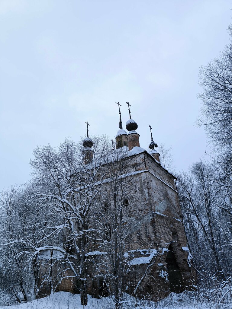 Ortodoks kiliseleri Tserkov Uspeniya Presvyatoy Bogoroditsy V Sennom, Kostromskaya oblastı, foto