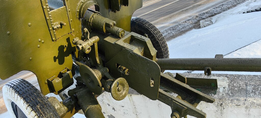 Teknoloji anıtı 76-мм дивизионная пушка ЗиС-3 образца 1942 г., Smolenskaya oblastı, foto