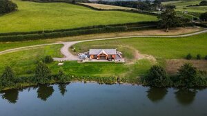 Cuddfan Lodge on a Gorgeous Private Lake (England, Norfolk County, Lodge Marsh), otel  Newport'tan